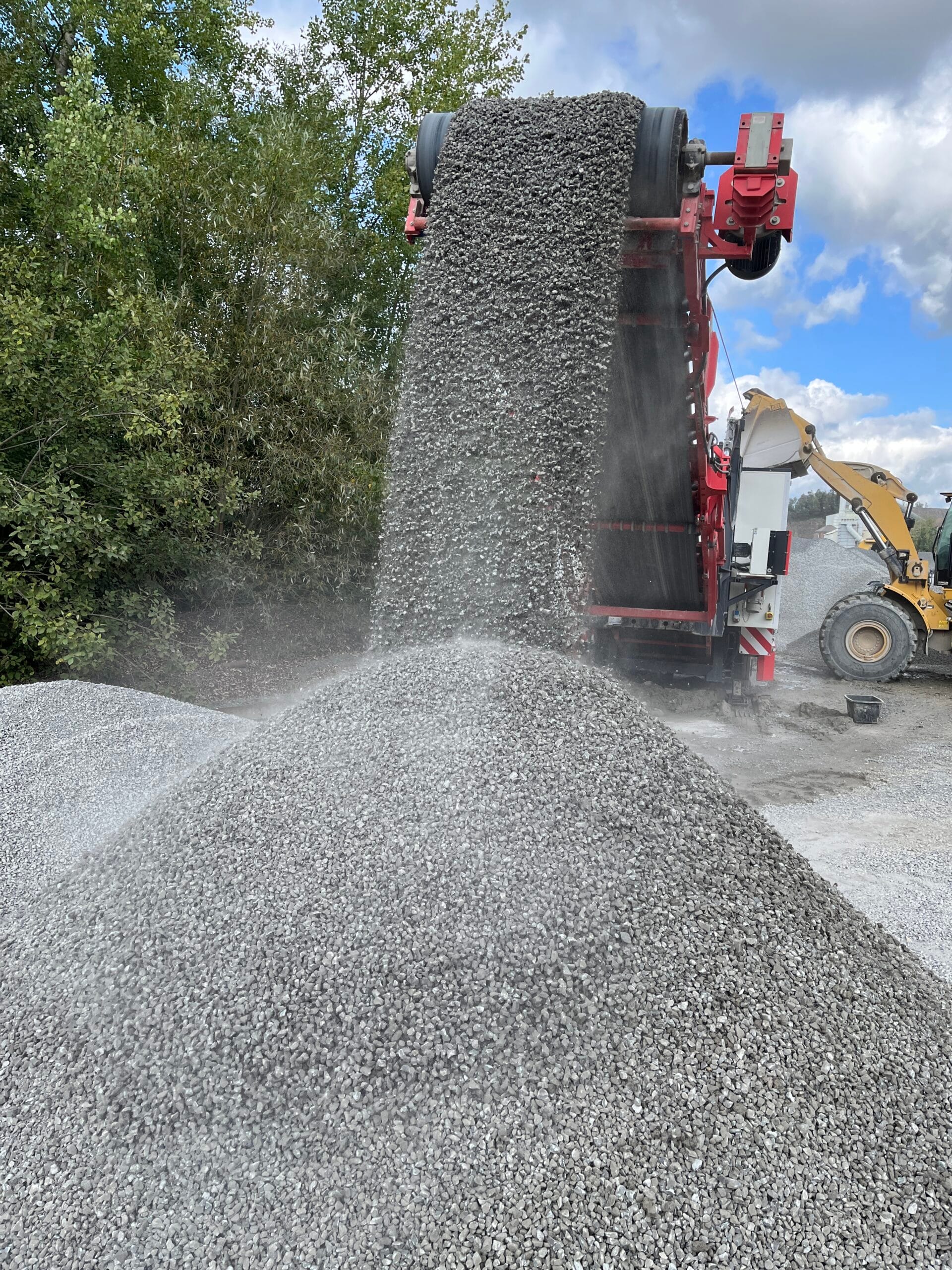 Zweiwalzenbrecher im Härtetest - SGC mobil versplittet Hartgestein ...